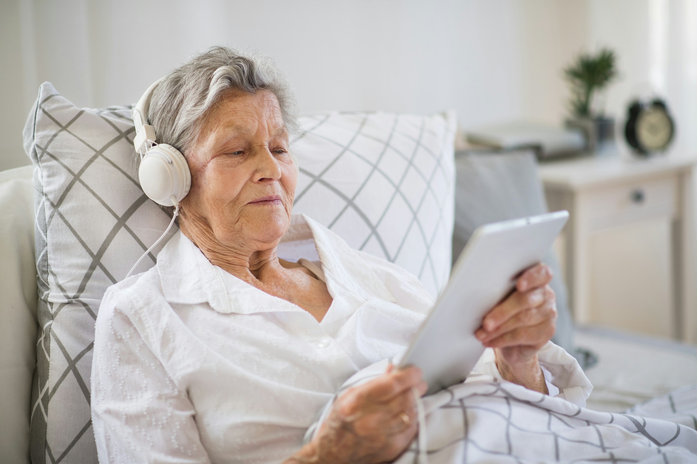 4 Benefits of Reading for the Aging Brain